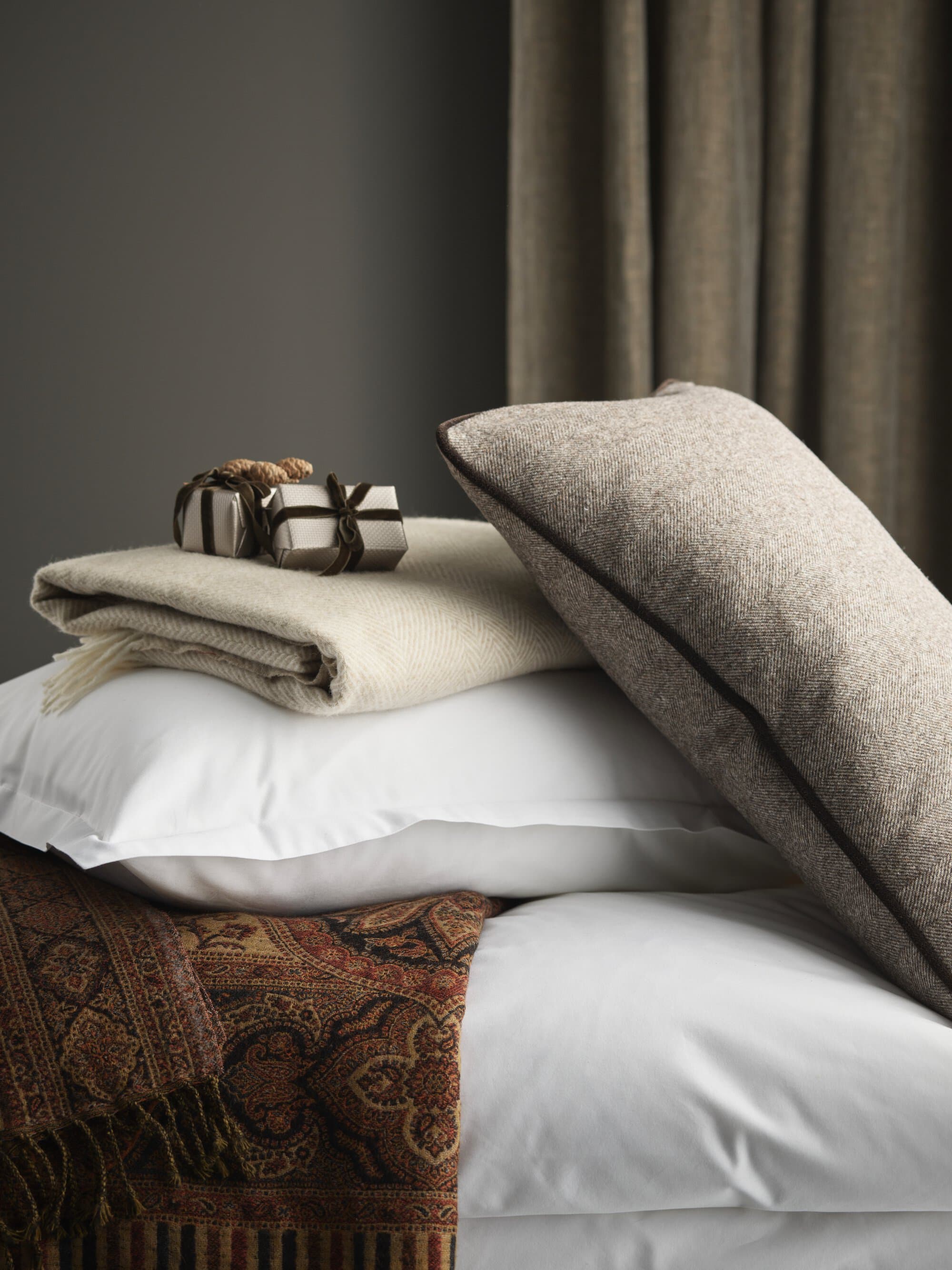 Slettvoll - Traditional decorative pillow